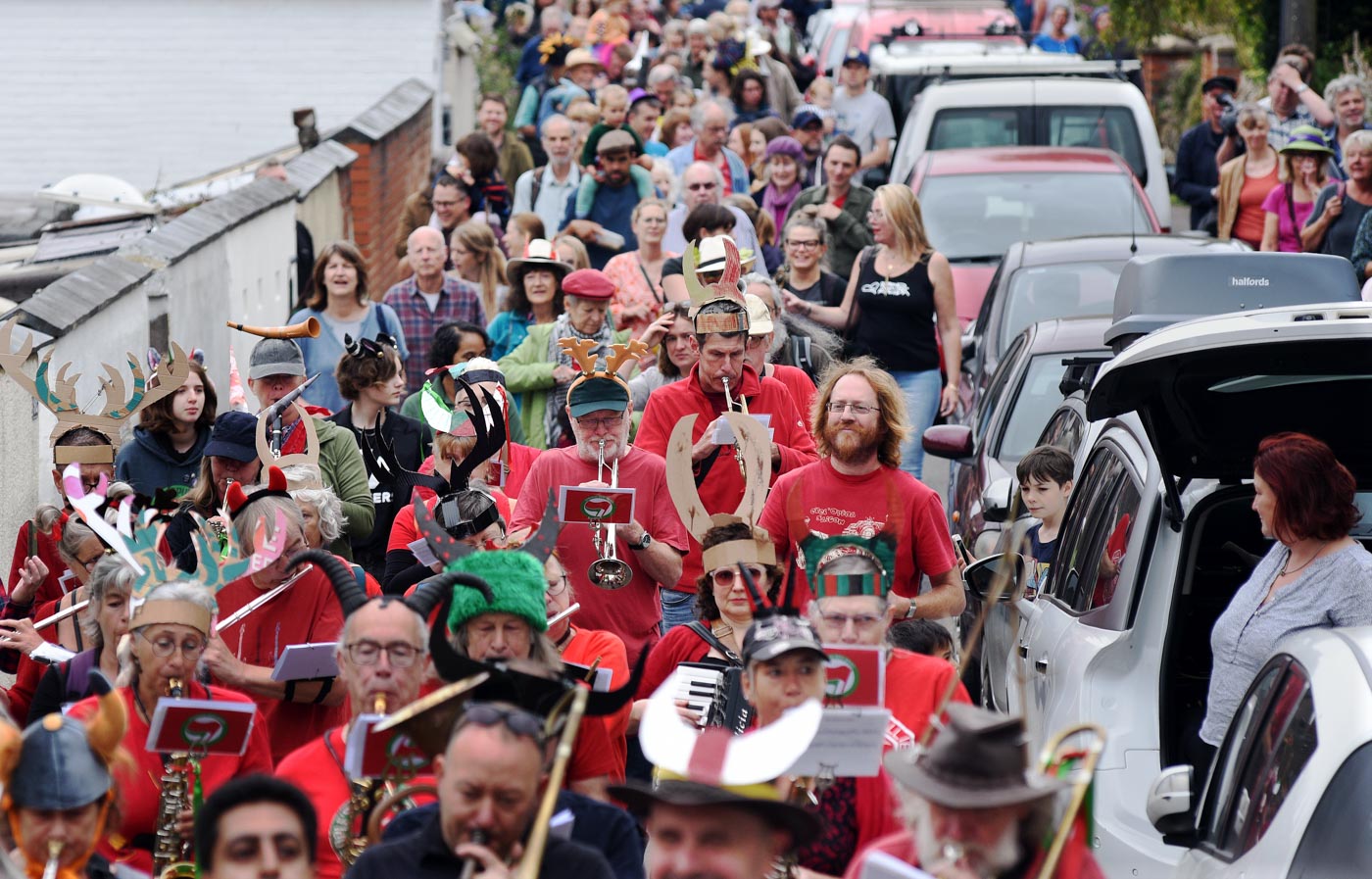 Video and pictures: music reverberates around Horns Road once more ...