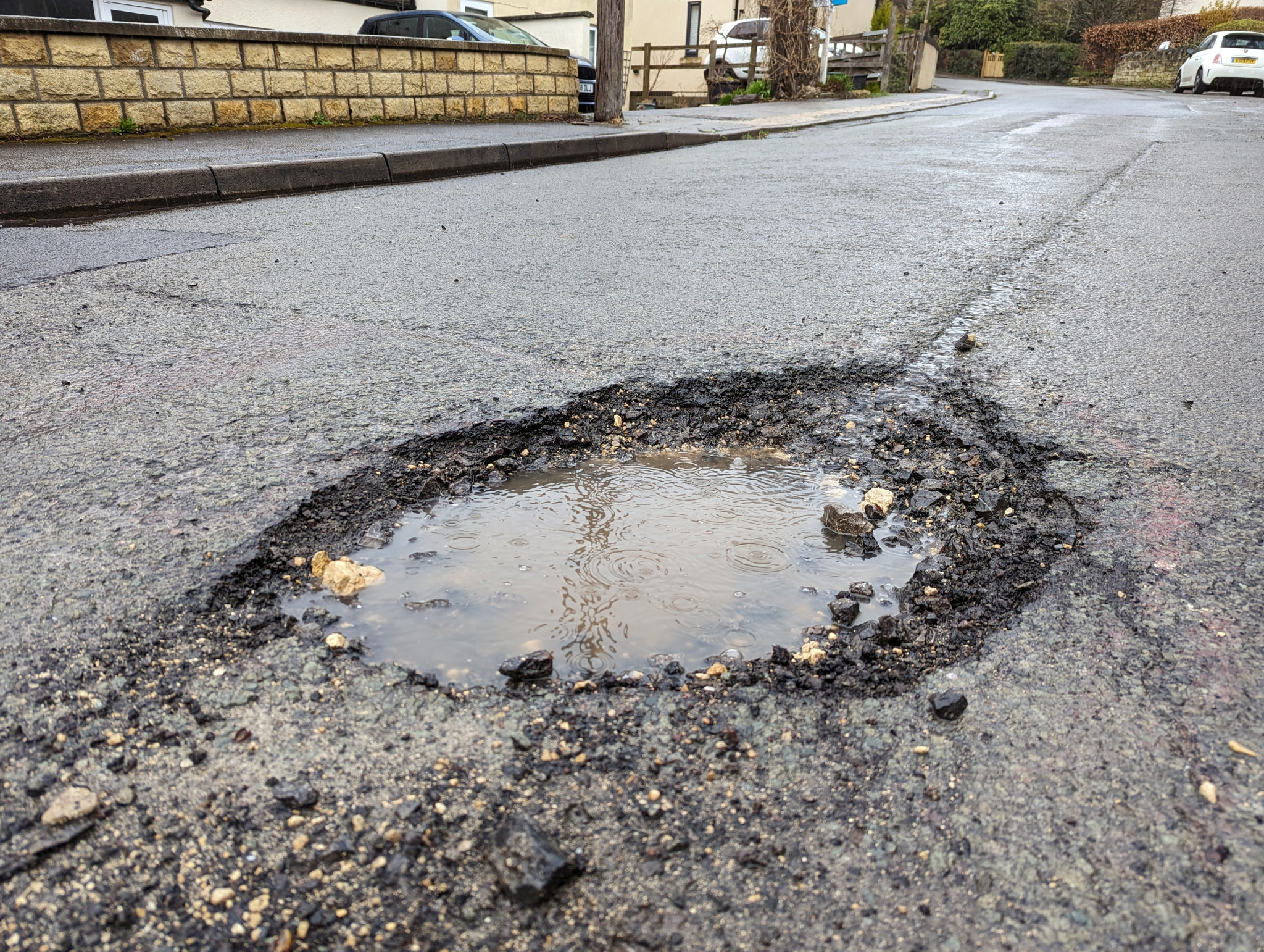 How to avoid a pothole and how to prevent serious damage to your car if ...